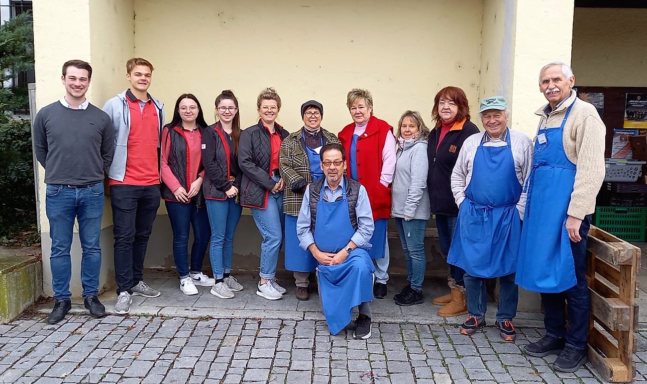 Kaufland Azubis helfen bei der Ausgabestelle Eggenfelden - Packmas